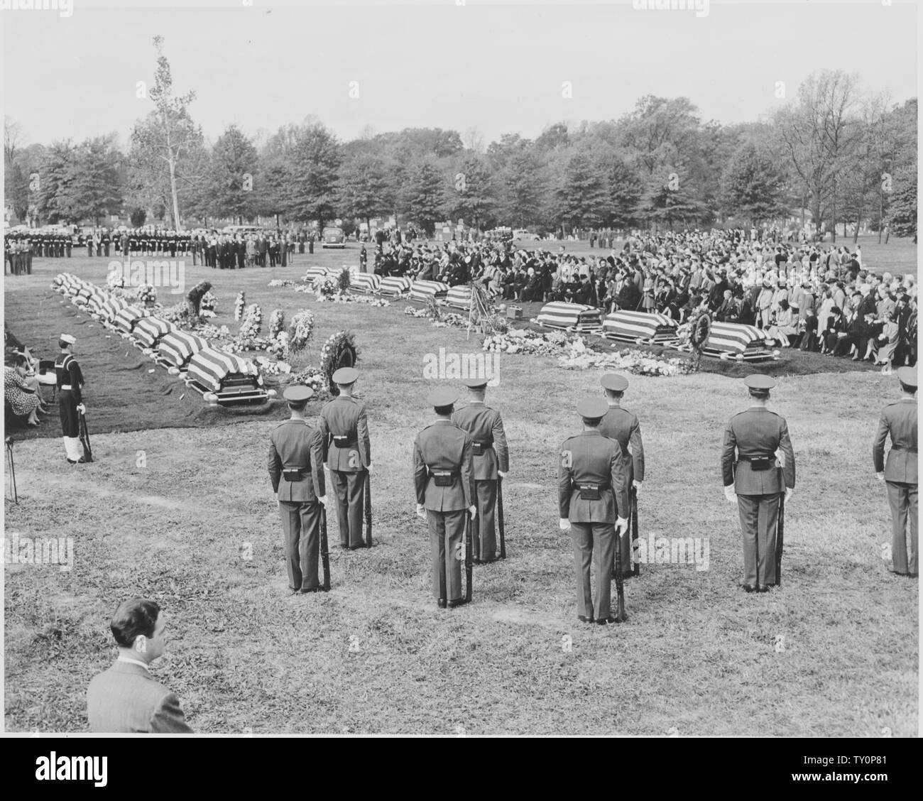 Distance view of President Truman attending the burial of twenty ...