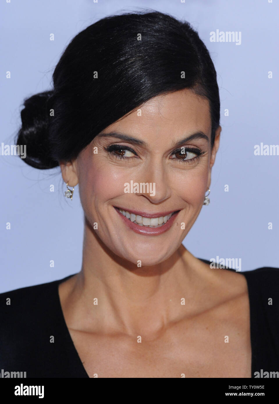 Actress Teri Hatcher arrives at the 35th annual People's Choice Awards ...