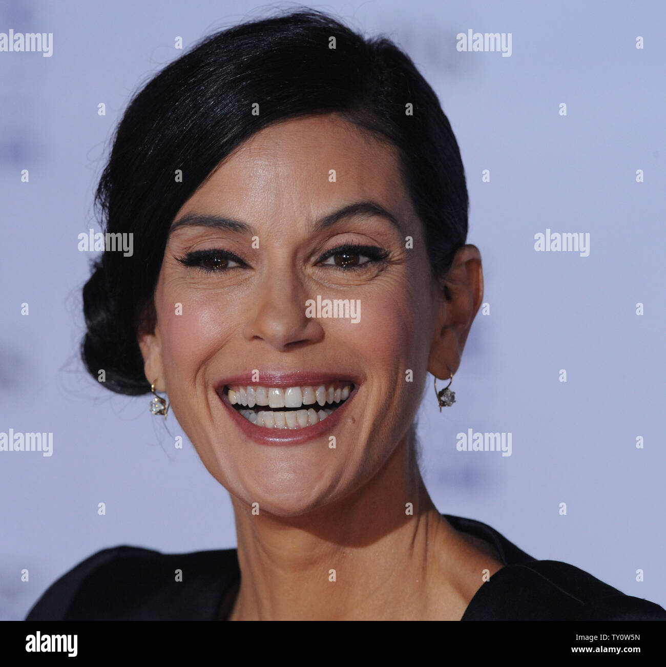 Actress Teri Hatcher arrives at the 35th annual People's Choice Awards ...