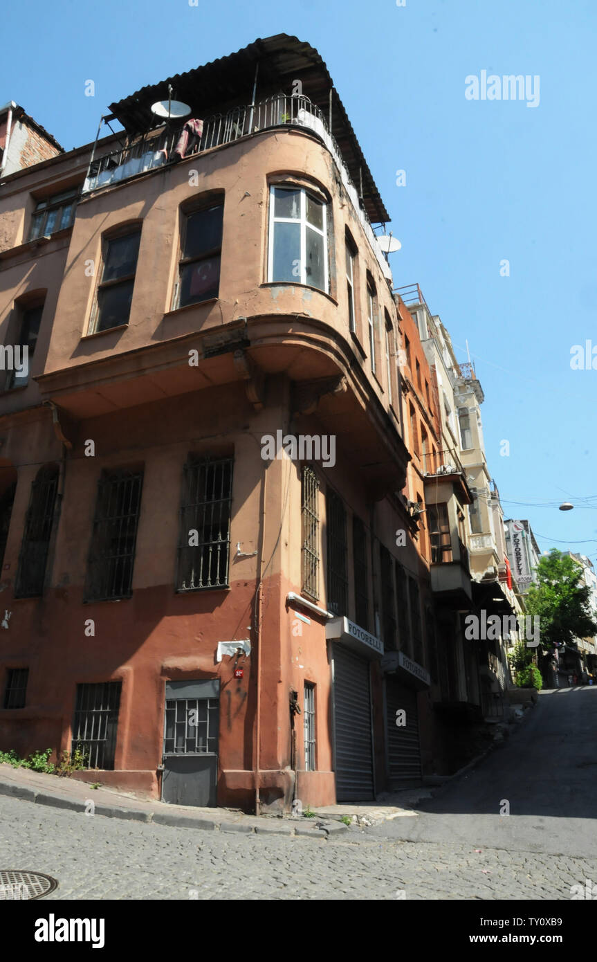 Art Deco building, Sultanahmet district of Istanbul Stock Photo - Alamy