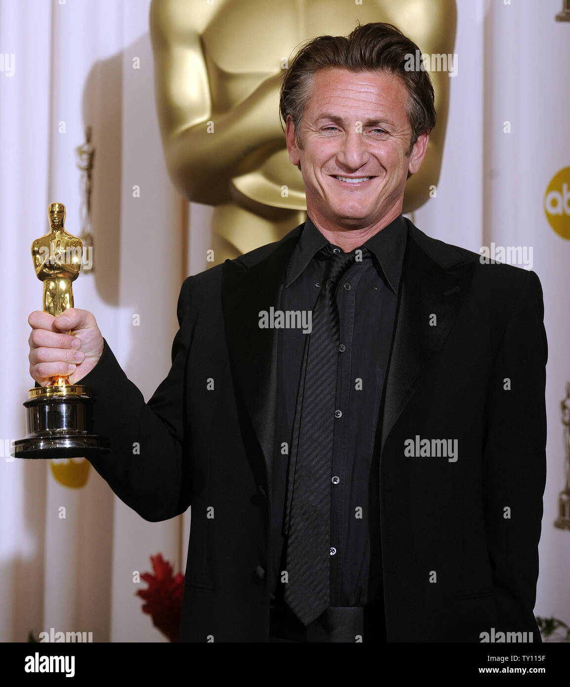 Sean penn with his best actor oscar hi-res stock photography and images ...