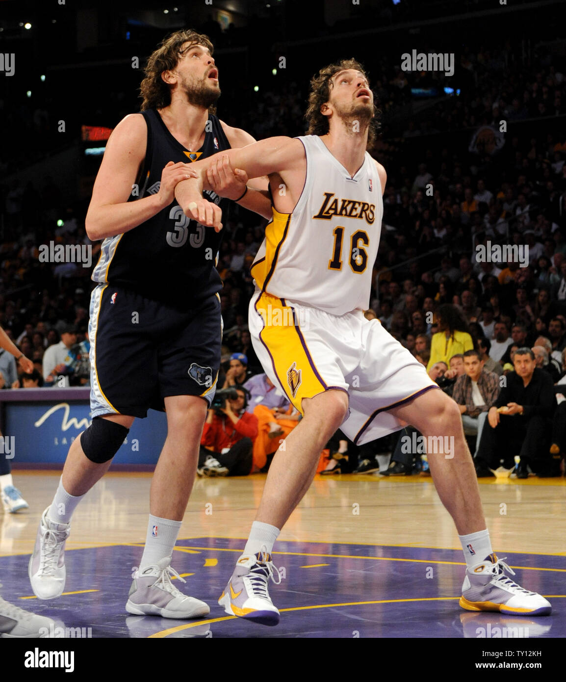 Los Angeles Lakers center Pau Gasol (16) of Spain, and his brother and ...
