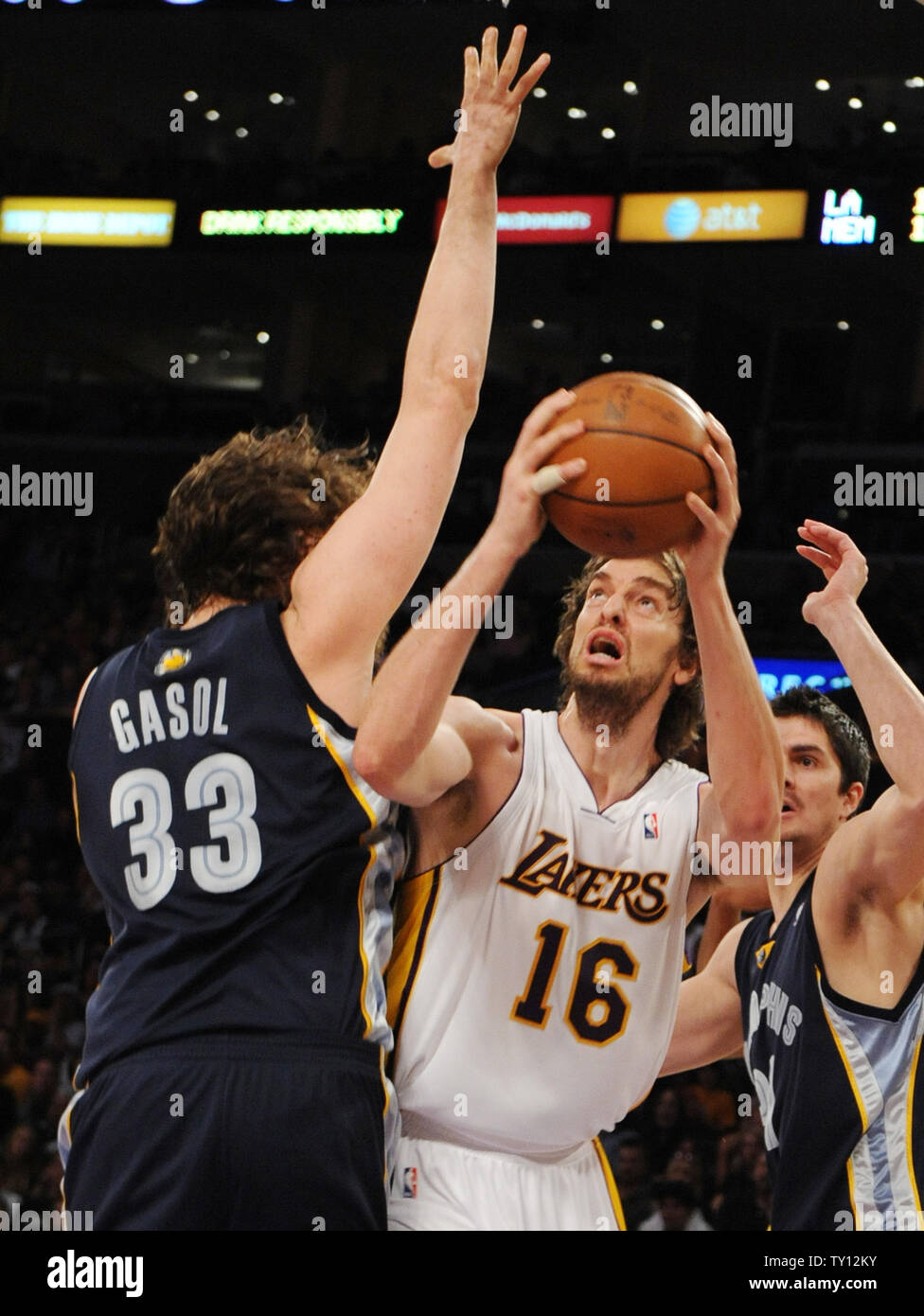Los Angeles Lakers center Pau Gasol (16) of Spain, attempts to score on ...