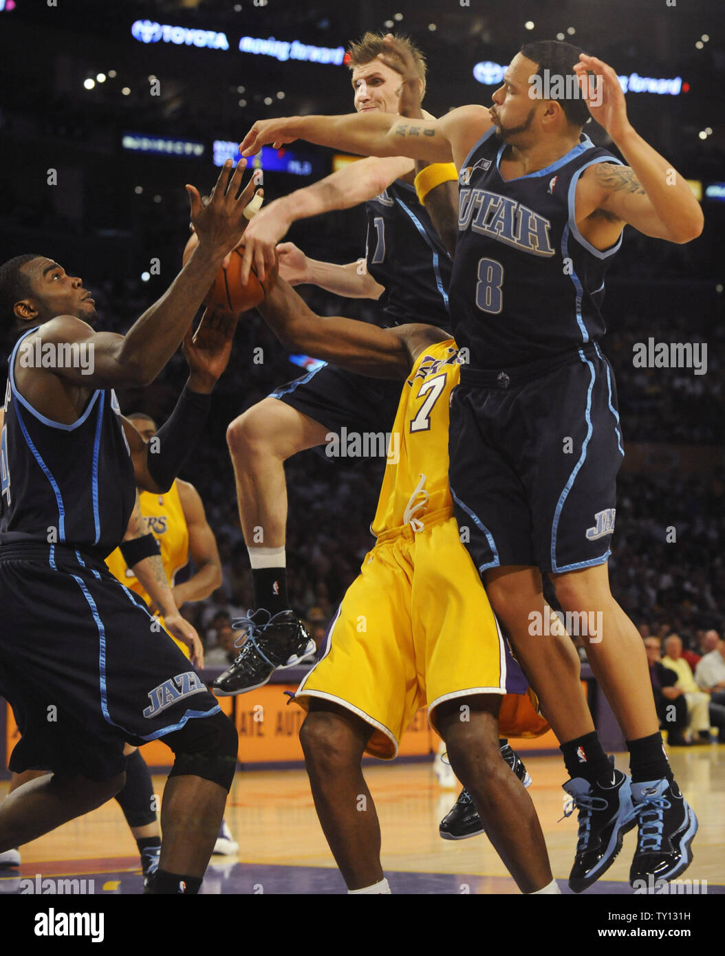 Los Angeles Lakers' Andrew Bynum (7) is defended by the Utah Jazz's ...