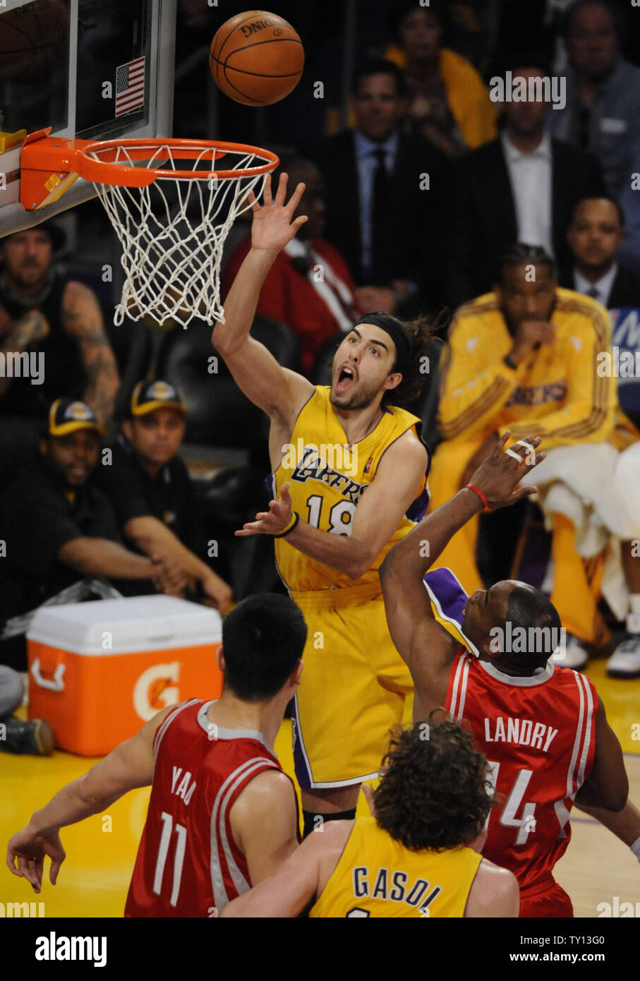 Los Angeles Lakers' Sasha Vujacic (18) goes to the basket during play ...