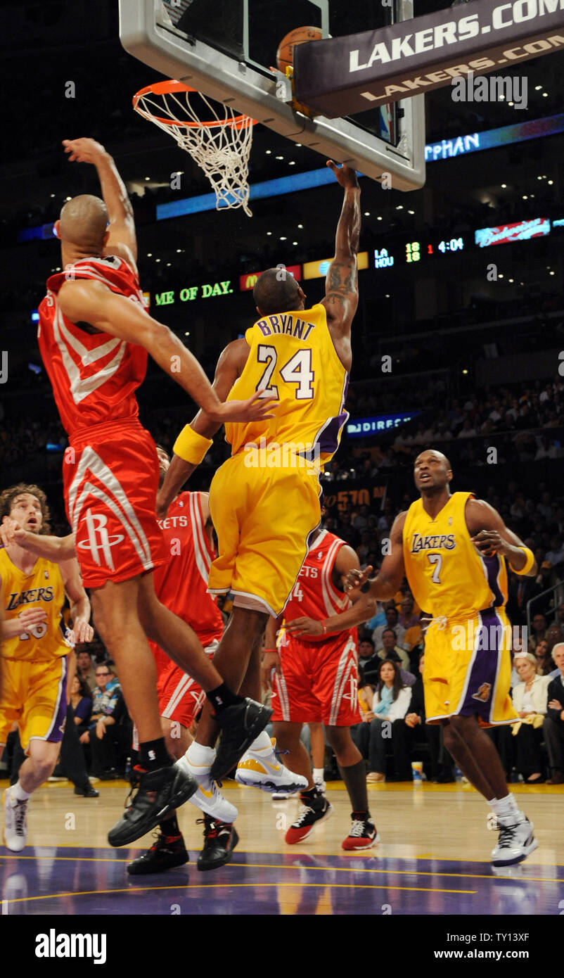 Los Angeles Lakers' Kobe Bryant scores on a reverse layup over Houston ...