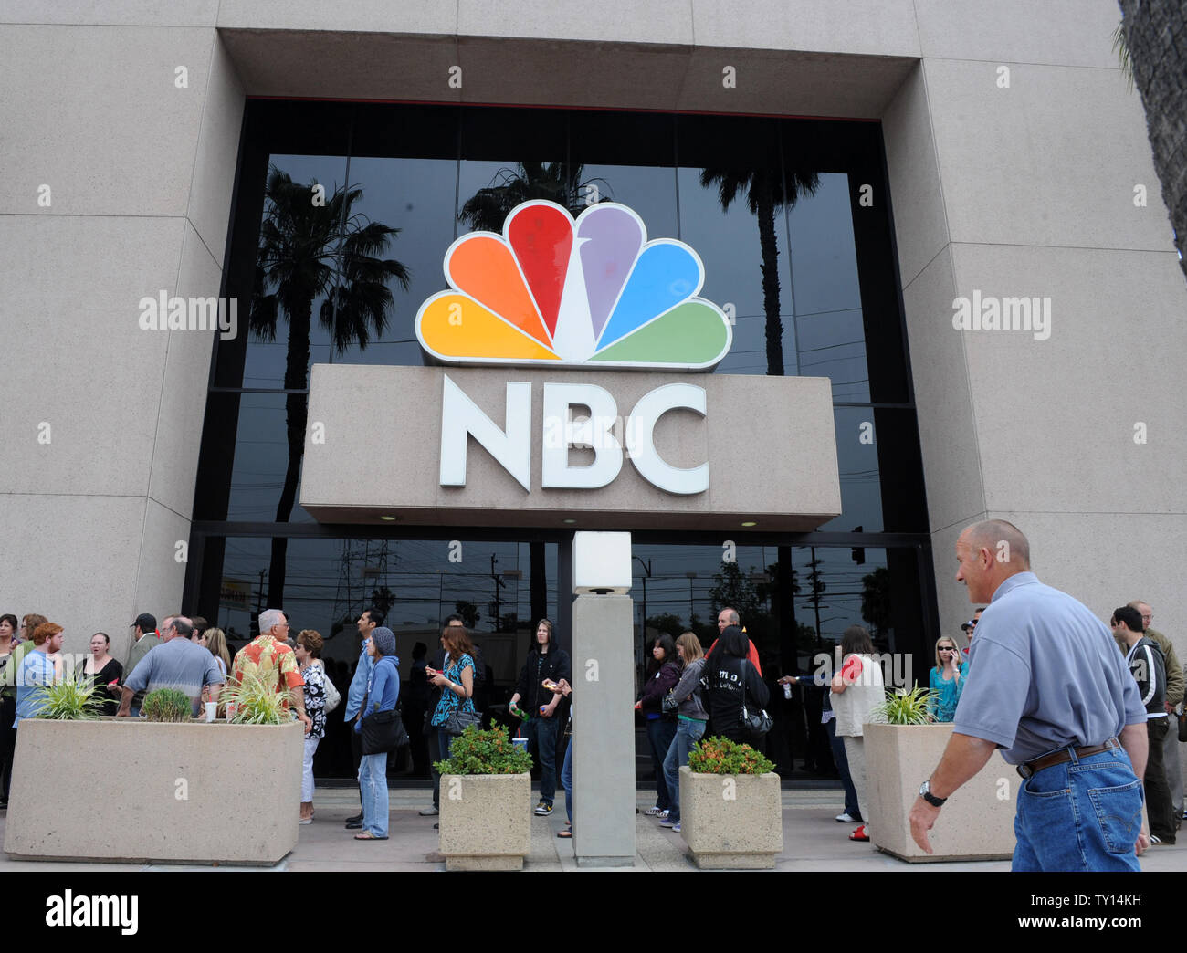 Fan wait in line for the final taping of "The Tonight Show with Jay ...