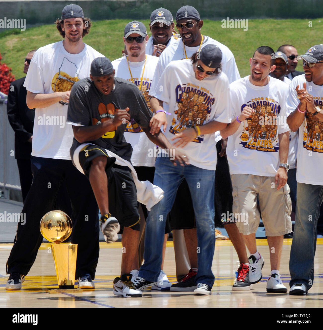 Los Angeles Lakers' Kobe Bryant celebrates with his teammates during ...