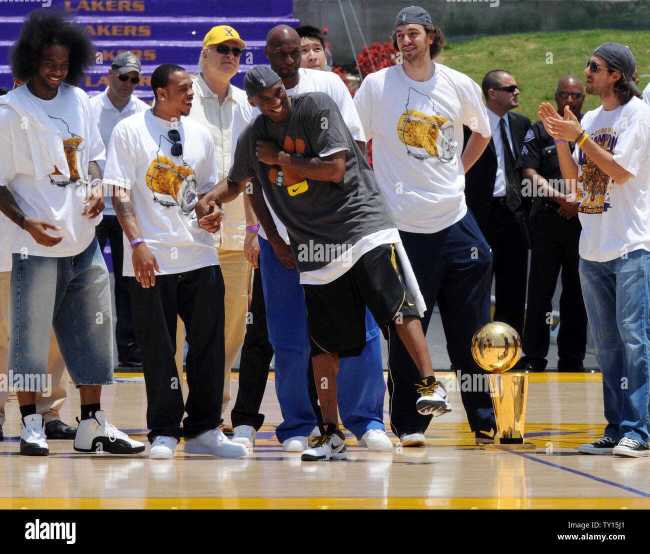 Los angeles lakers kobe celebrates hi-res stock photography and images ...
