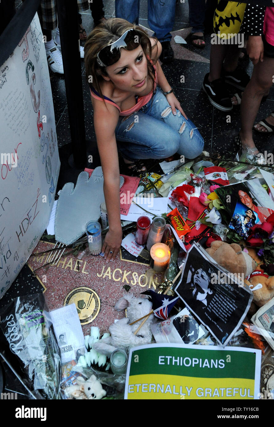 Sarah Abbas of Australia touches Michael Jackson's star on the ...