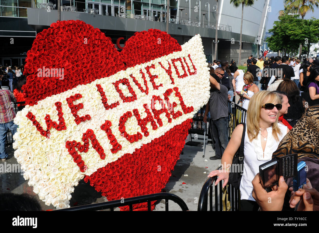 Fans gather outside Staples Center before a memorial service for ...
