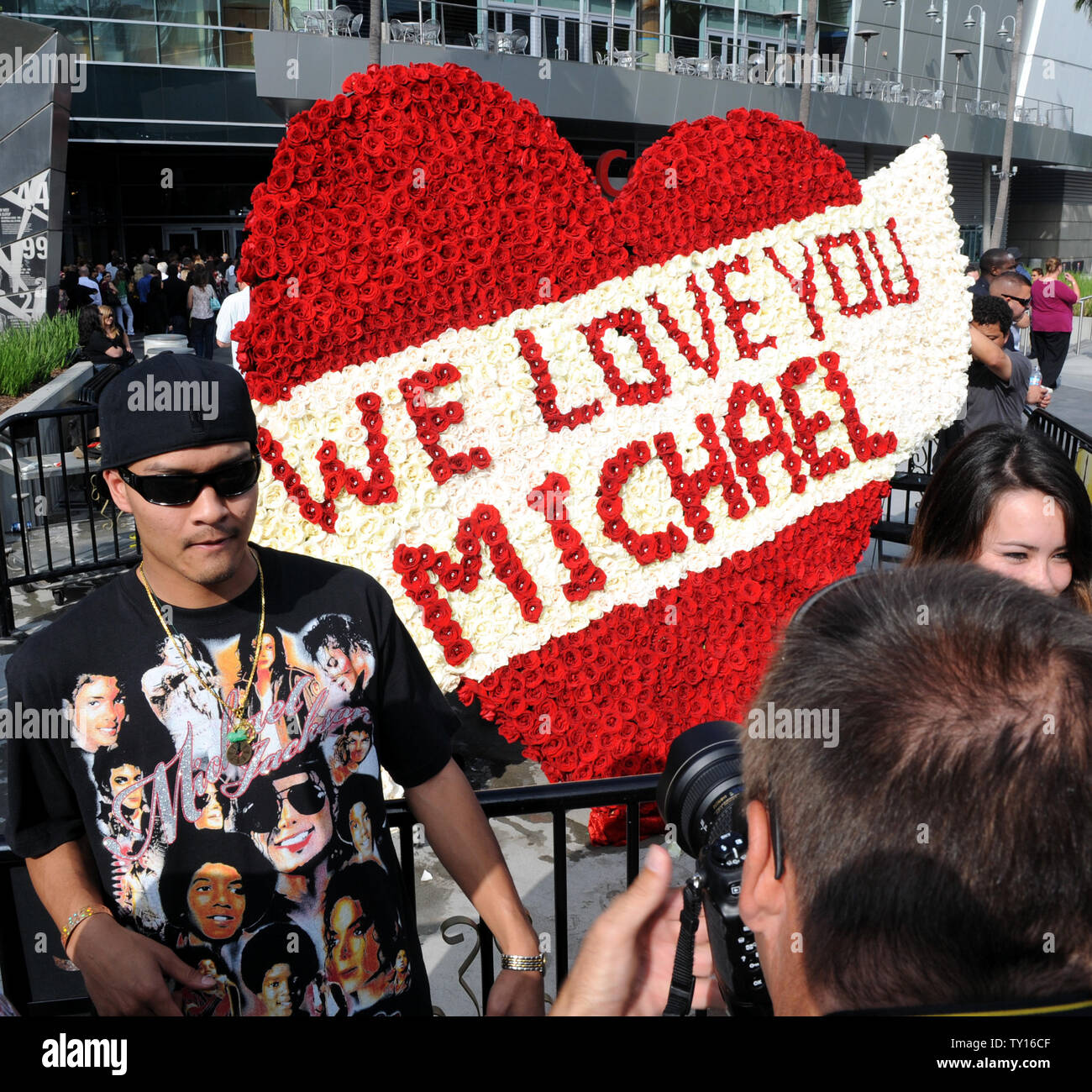 Fans gather outside Staples Center before a memorial service for ...