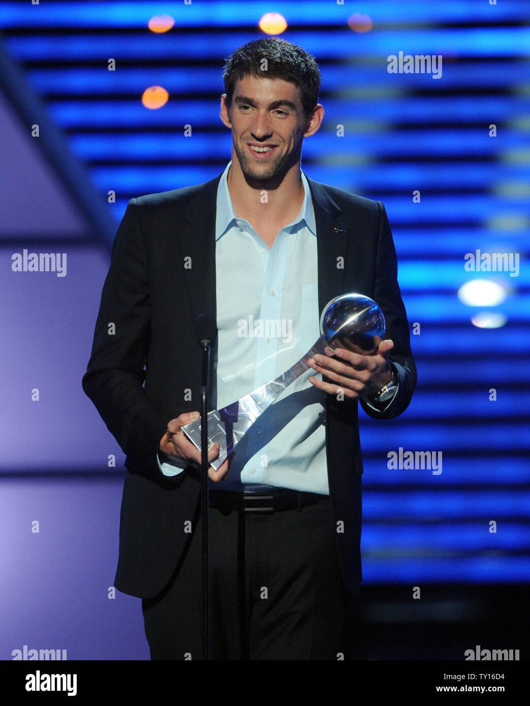 Michael Phelps accepts best championship performance award at the ...