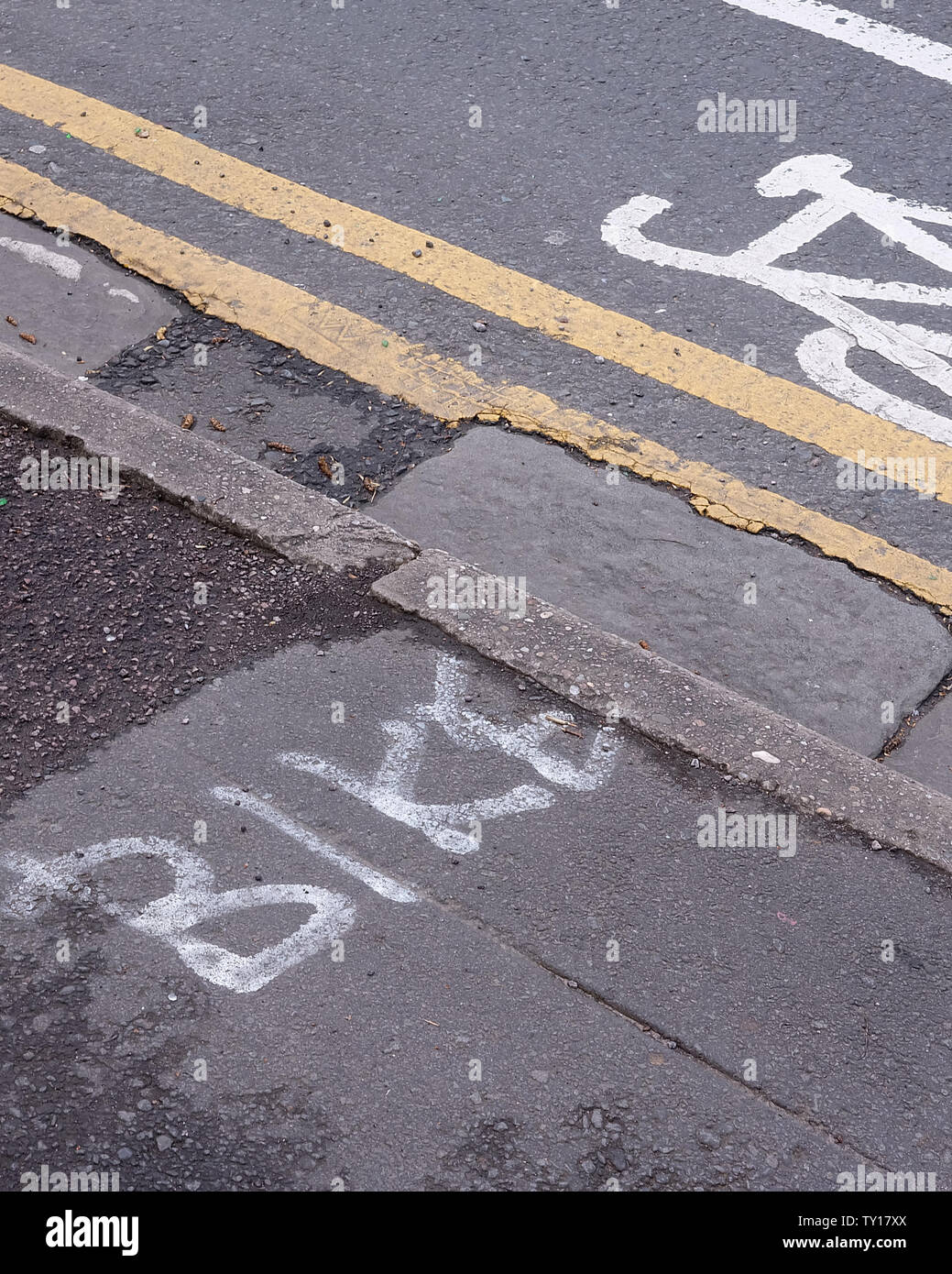 Yellow demarcation lines hi-res stock photography and images - Alamy