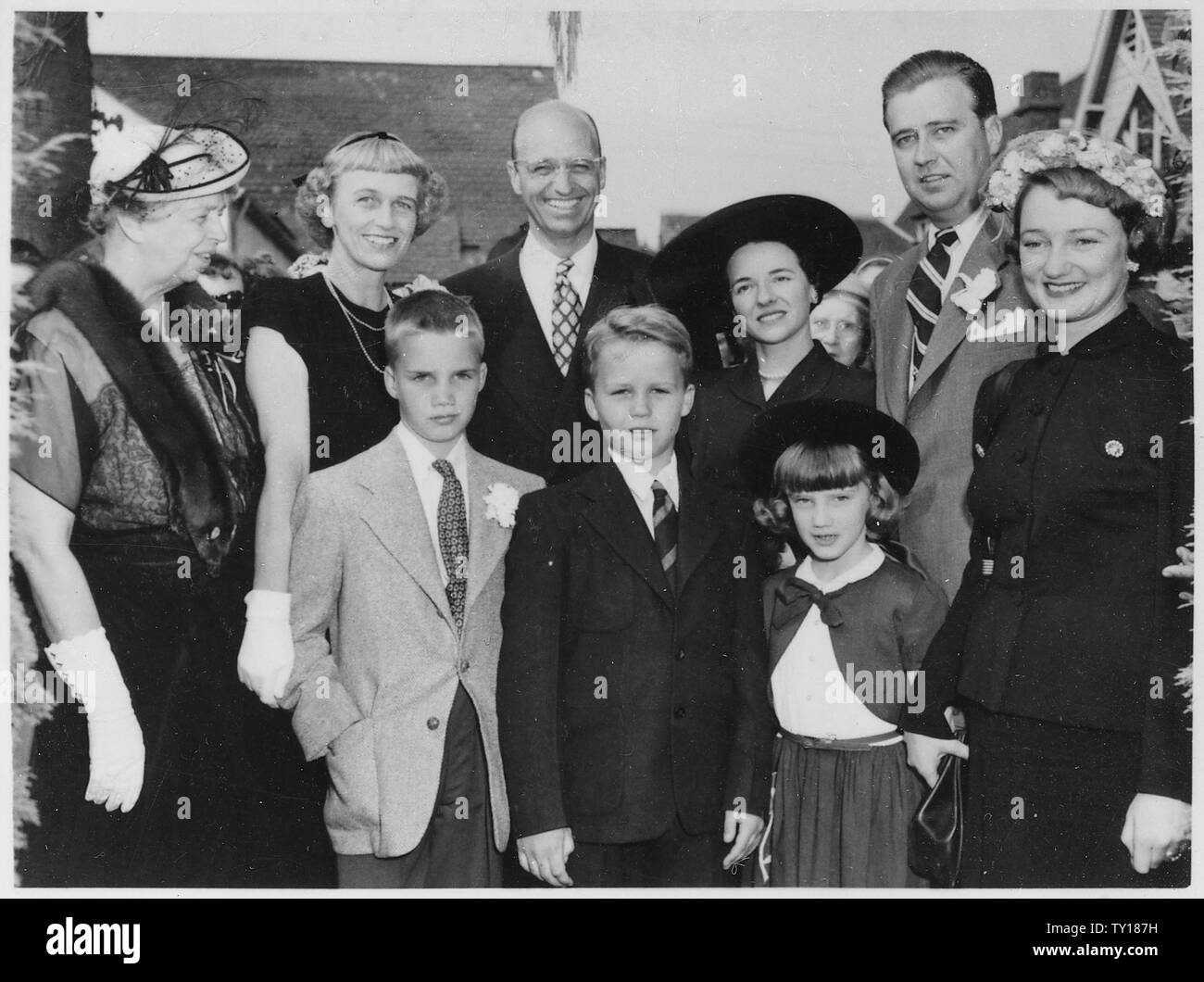 Eleanor Roosevelt with Anna, James, and John Roosevelt and Roosevelt grandchildren Stock Photo ...