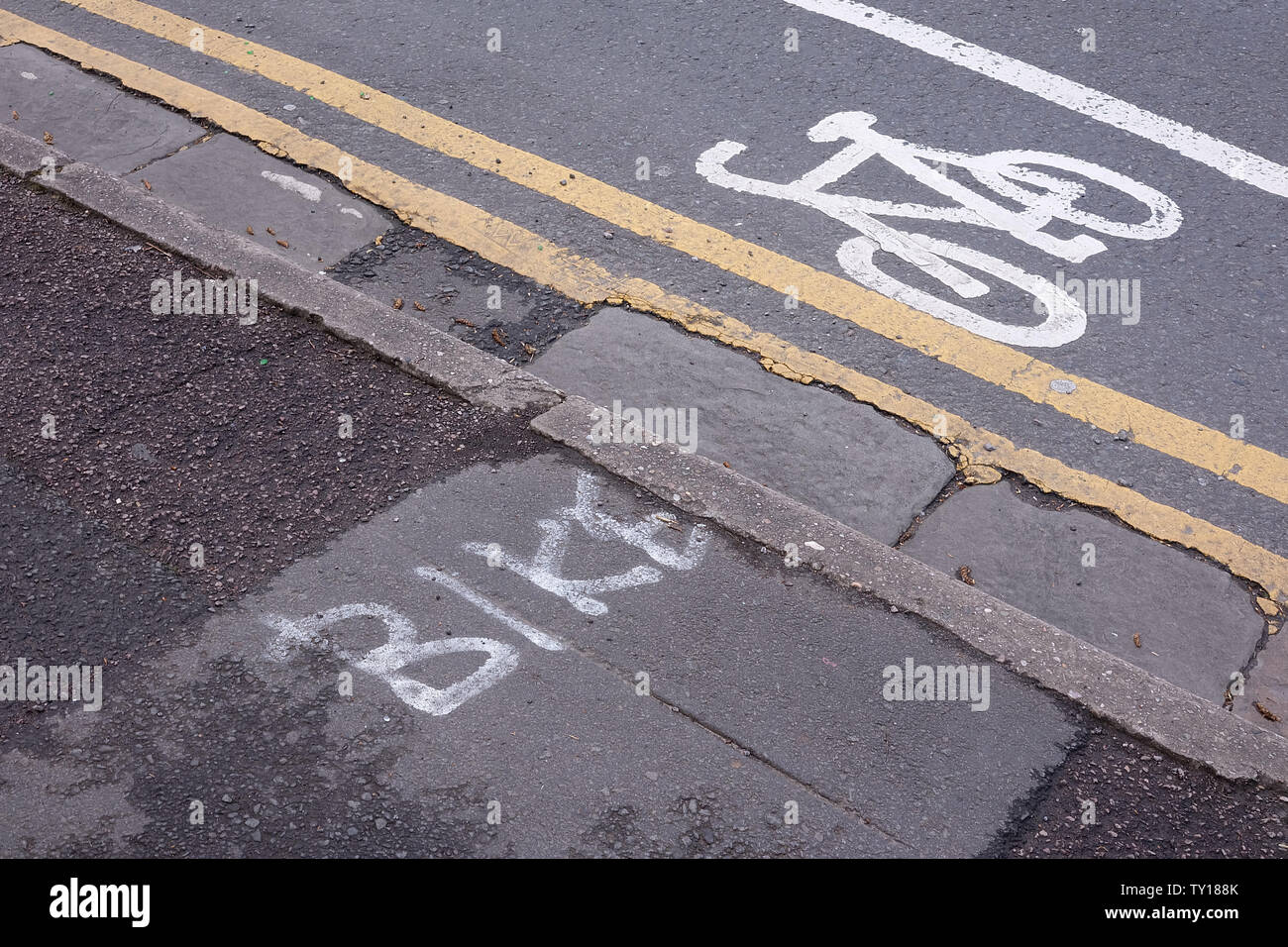 Yellow demarcation lines hi-res stock photography and images - Alamy