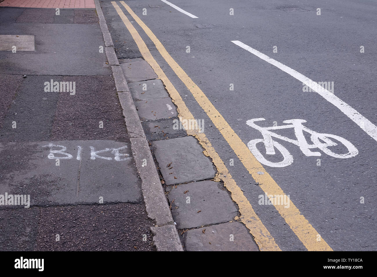Yellow demarcation lines hi-res stock photography and images - Alamy