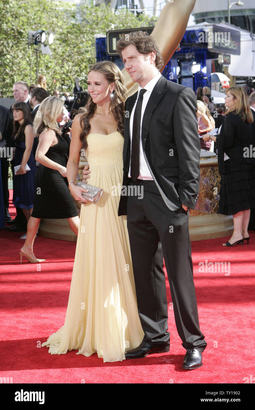 Jennifer Love Hewitt and Jamie Kennedy arrive at the 61st Primetime ...