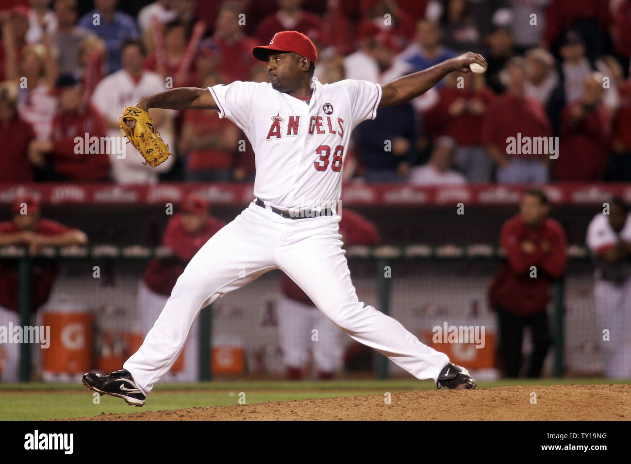 Los Angeles Angels pitcher Darren Oliver delivers a pitch during the ...