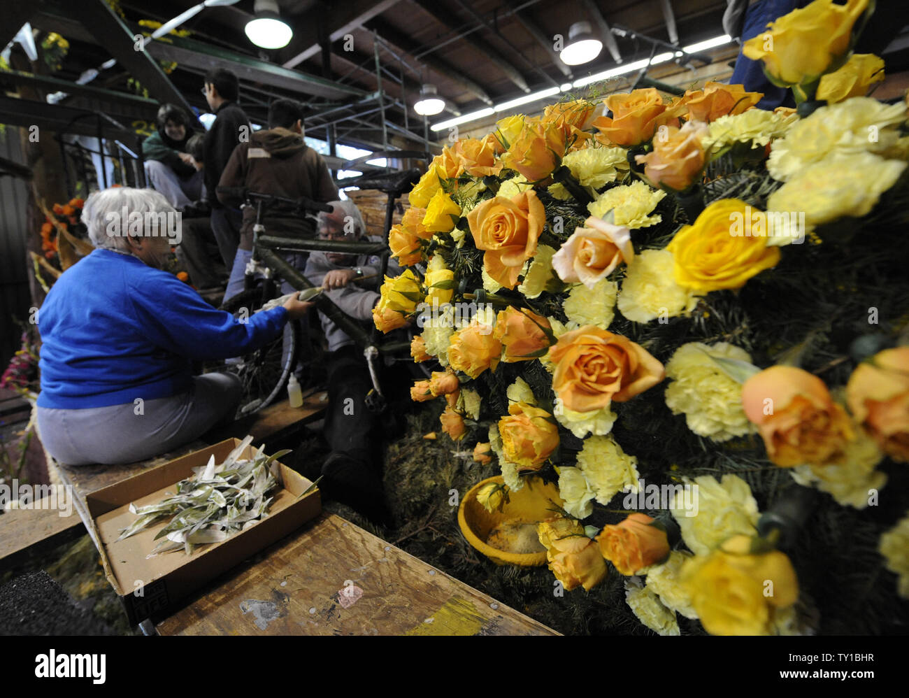 Volunteers prepare floats for the 2010 Tournament of Roses Parade in ...