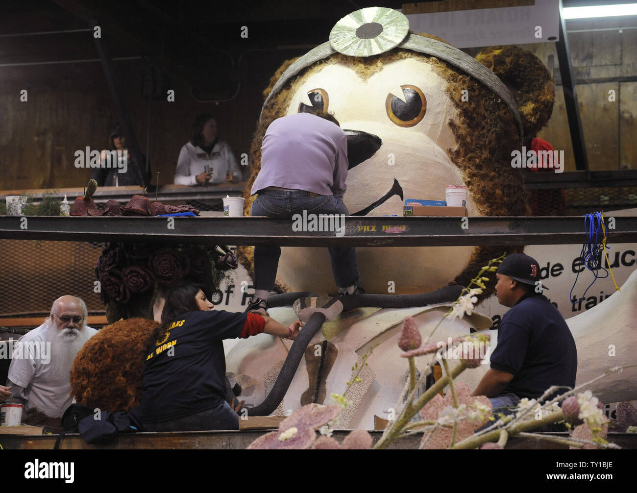 Volunteers prepare floats for the 2010 Tournament of Roses Parade in ...