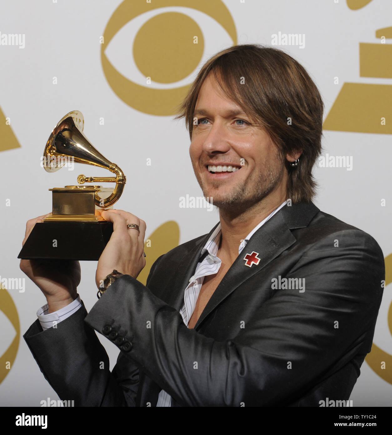 Keith Urban holds his Grammy for Best Male Country Vocal Preformance ...