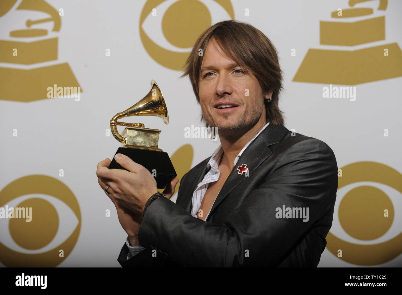 Keith Urban holds his Grammy for Best Male Country Vocal Preformance ...