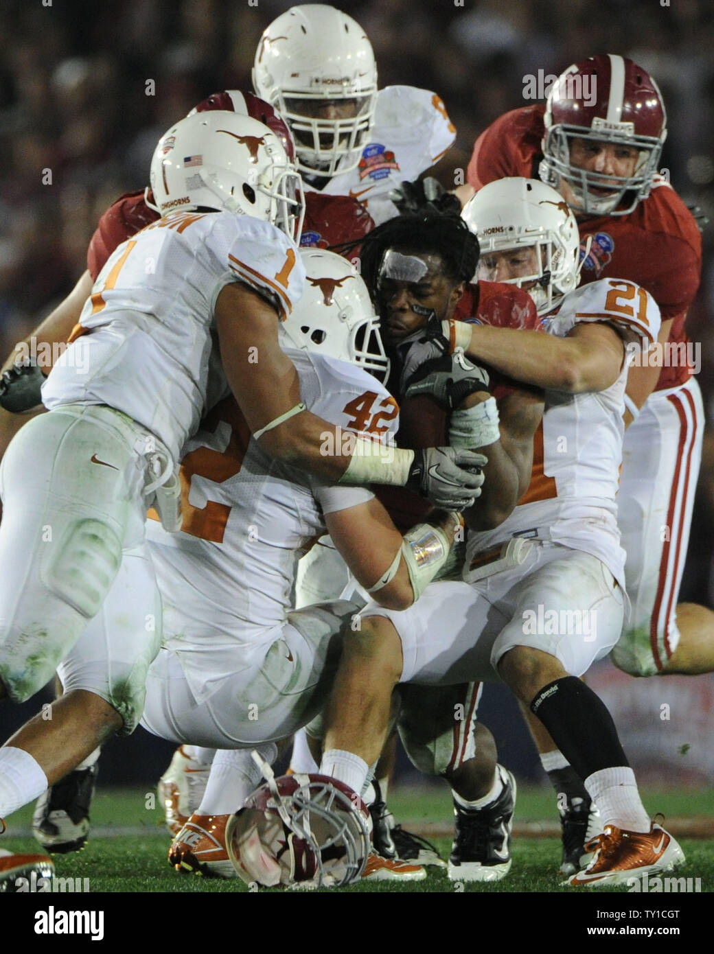 Alabama Crimson Tide runningback Trent Richardson loses his helmet ...