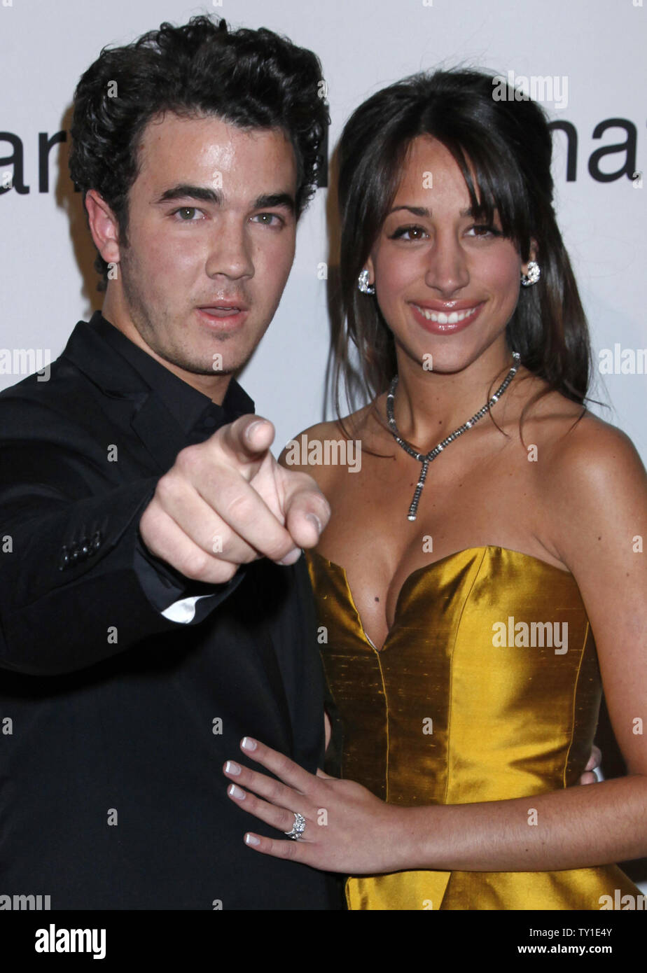 Kevin jonas and danielle deleasa jonas hi-res stock photography and images - Alamy