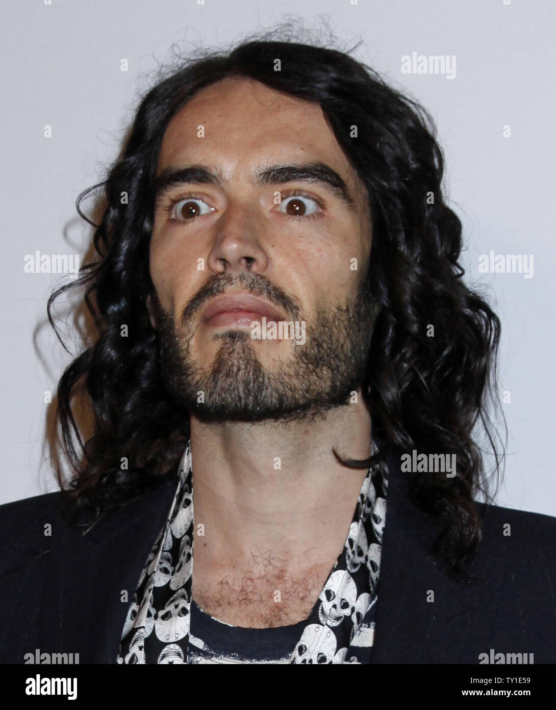 Russell Brand arrives on the red carpet before the annual Clive Davis ...