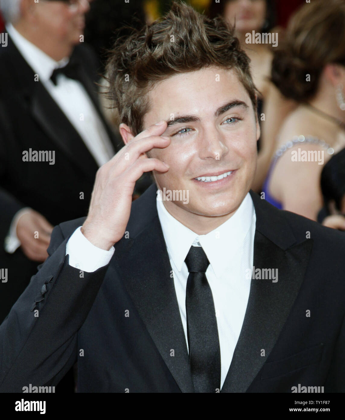 Actor Zac Efron arrives on the red carpet at the 82nd Academy Awards in ...