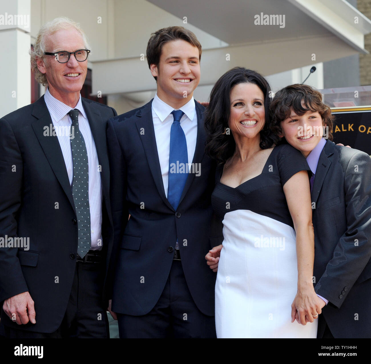 Julia louis dreyfus and charlie hall hi-res stock photography and ...