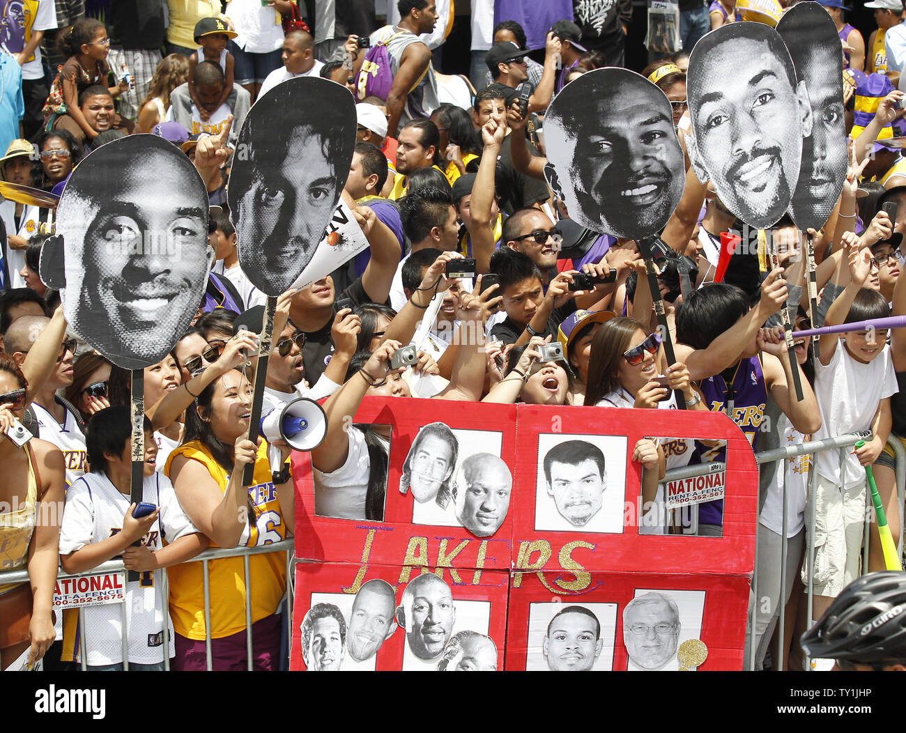 Los angeles lakers fans cheer hi-res stock photography and images - Alamy