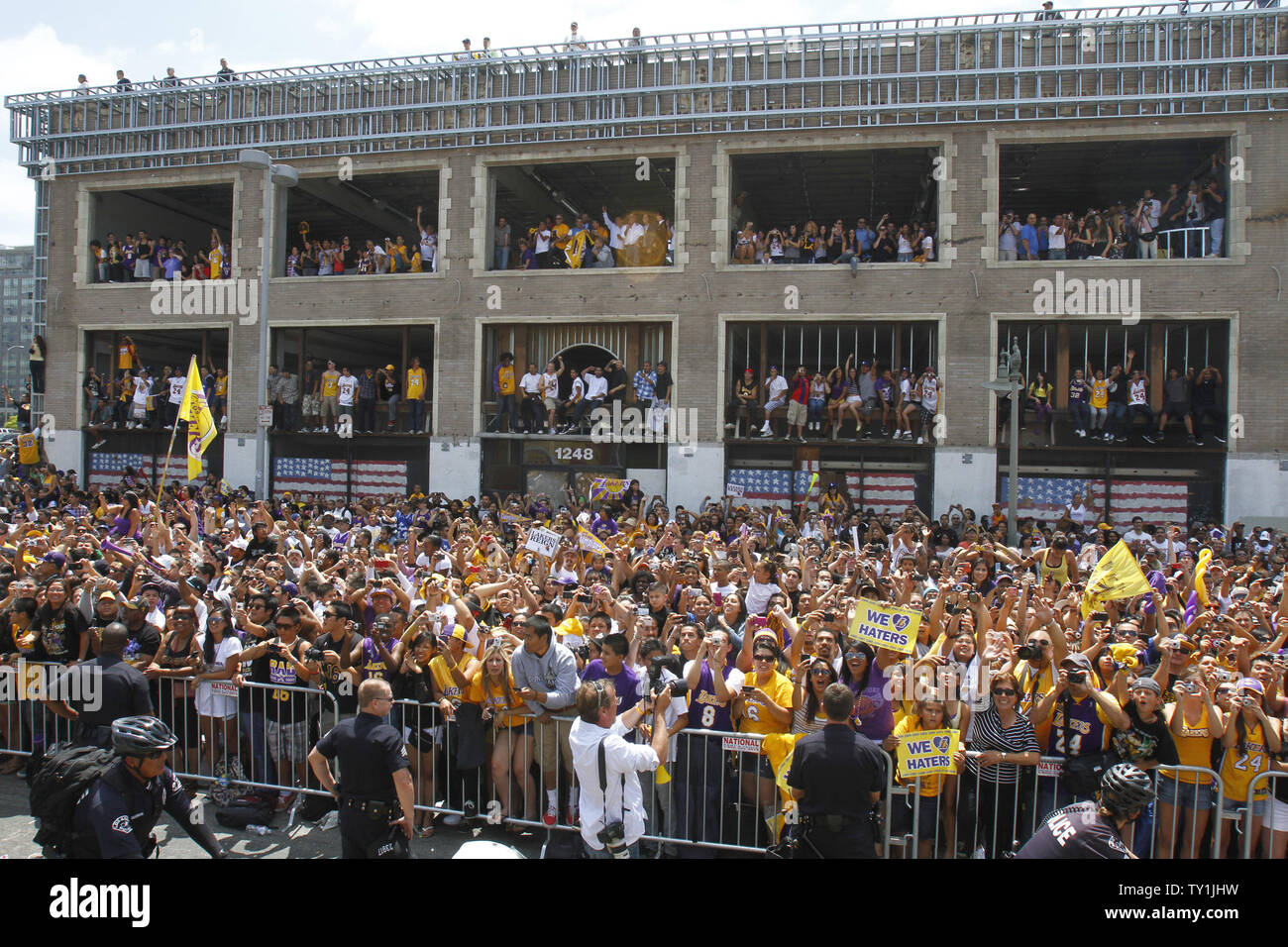 Los angeles lakers fans cheer hi-res stock photography and images - Alamy