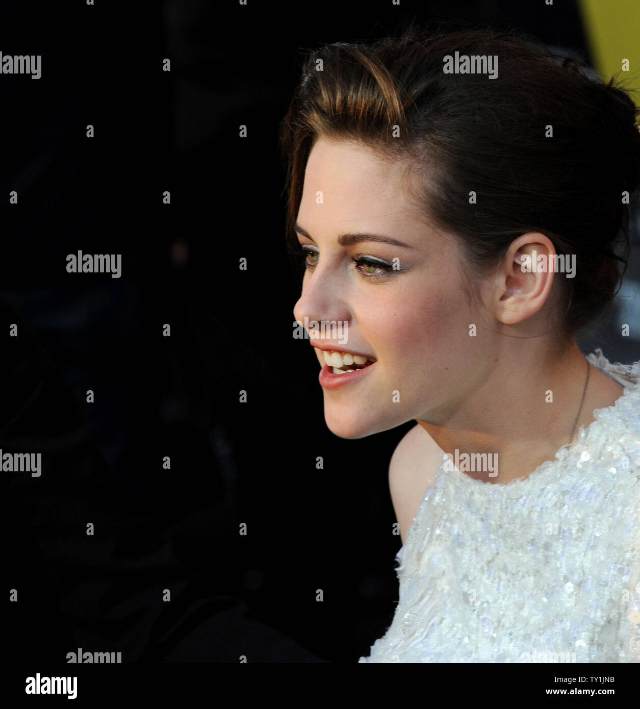 Kristen stewart cast twilight saga hi-res stock photography and images ...