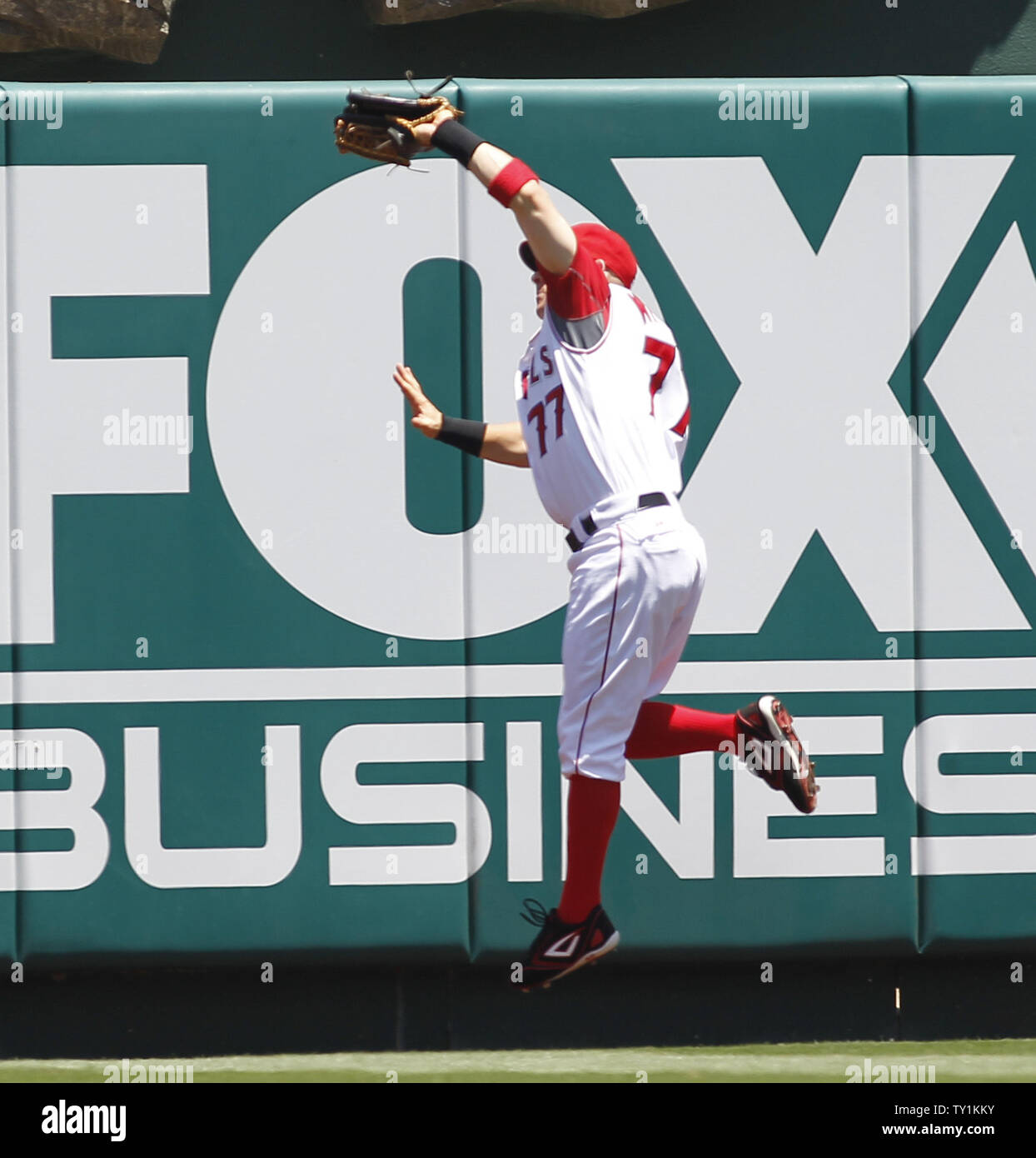 Los Angeles Angels' Reggie Willits makes a catch on a ball hit by ...