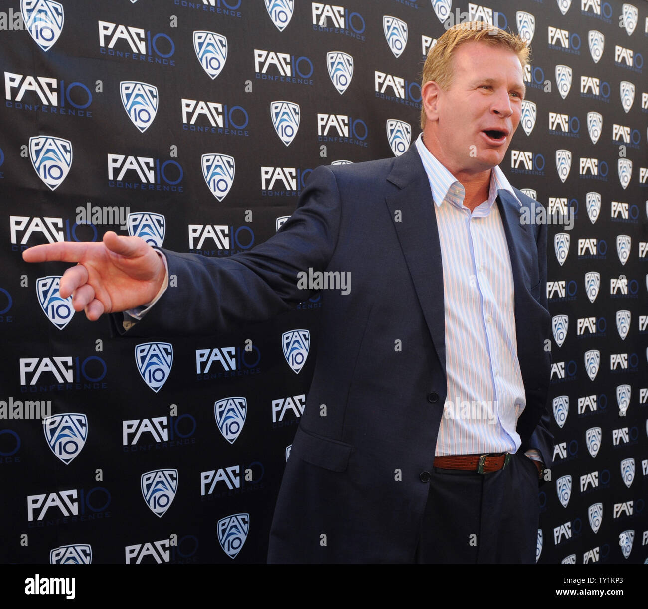 Arizona head football coach Mike Stoops attends FOX Sports/PAC-10 ...