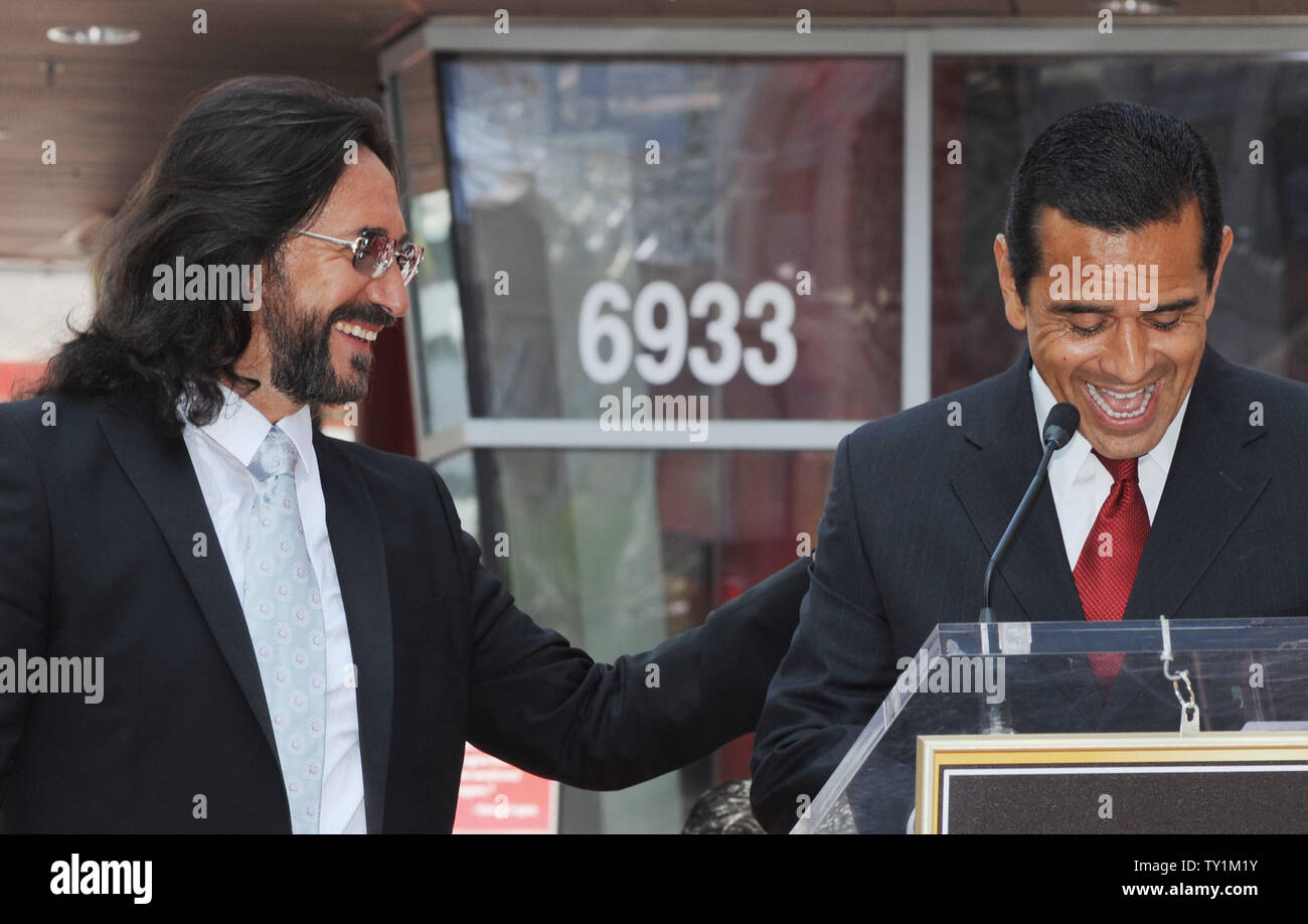 Mexican singer Marco Antonio Solis (L) reacts to Mayor Antonio ...