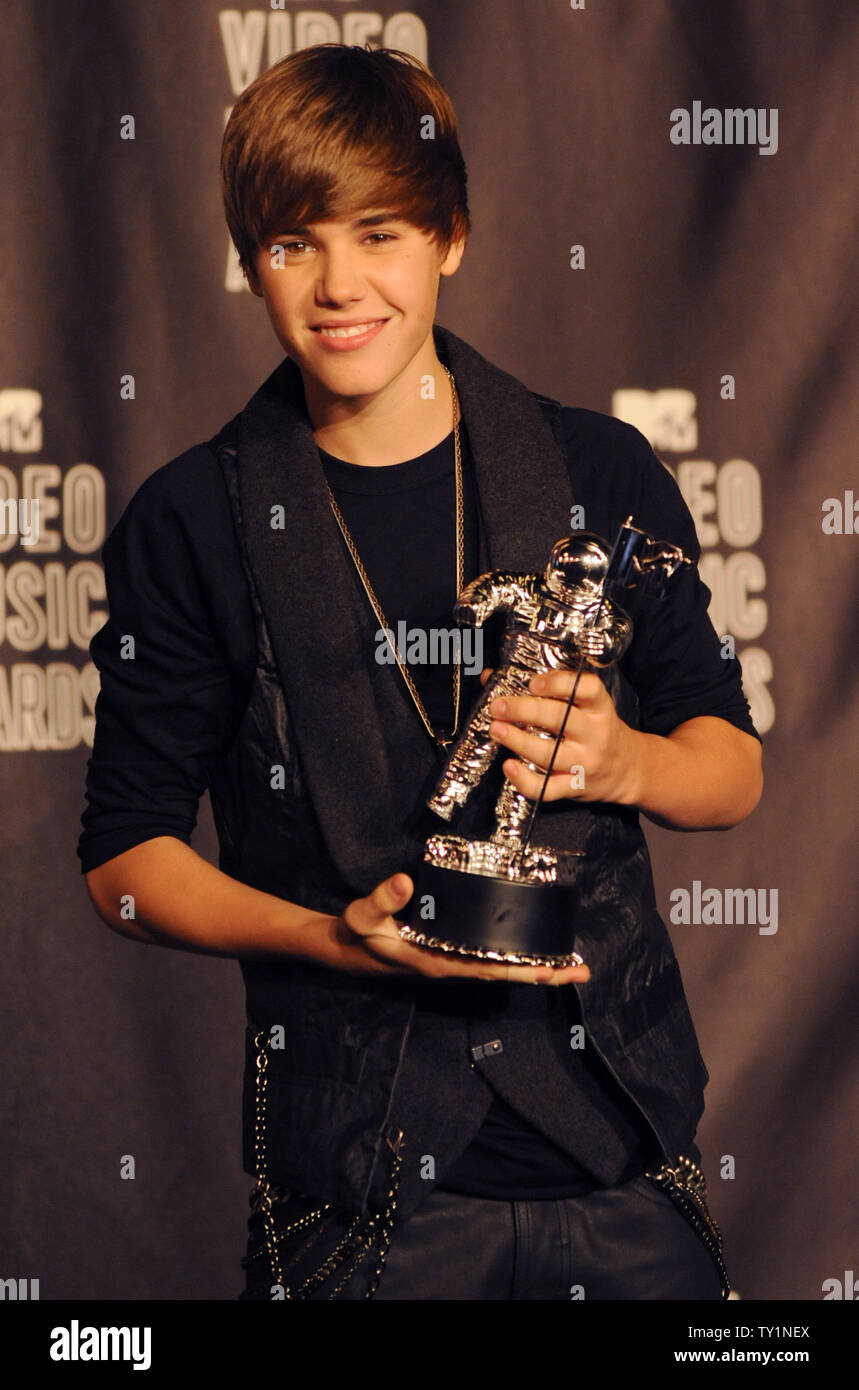 Justin Bieber appears backstage with the award for Best New Artist at ...