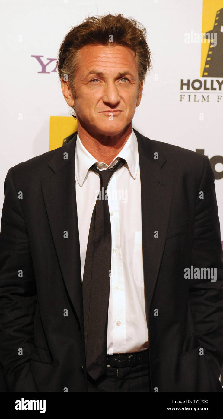 Actror Sean Penn arrives on the red carpet for the 14th annual ...