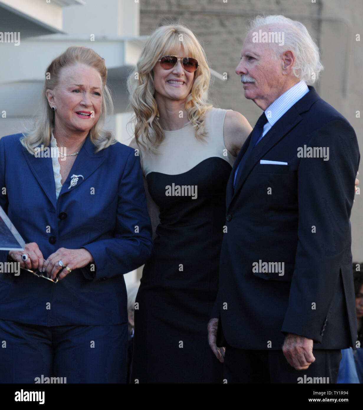 Actress Laura Dern (C), her father, actor Bruce Dern (R) and mother ...