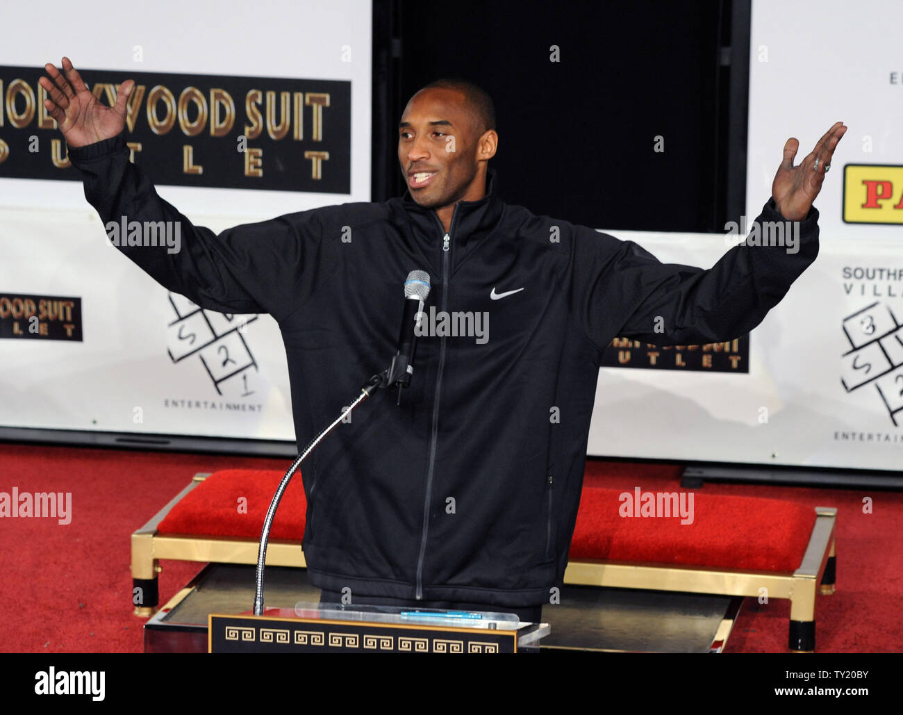 Los Angeles Lakers' Kobe Bryant makes comments during a hand ...