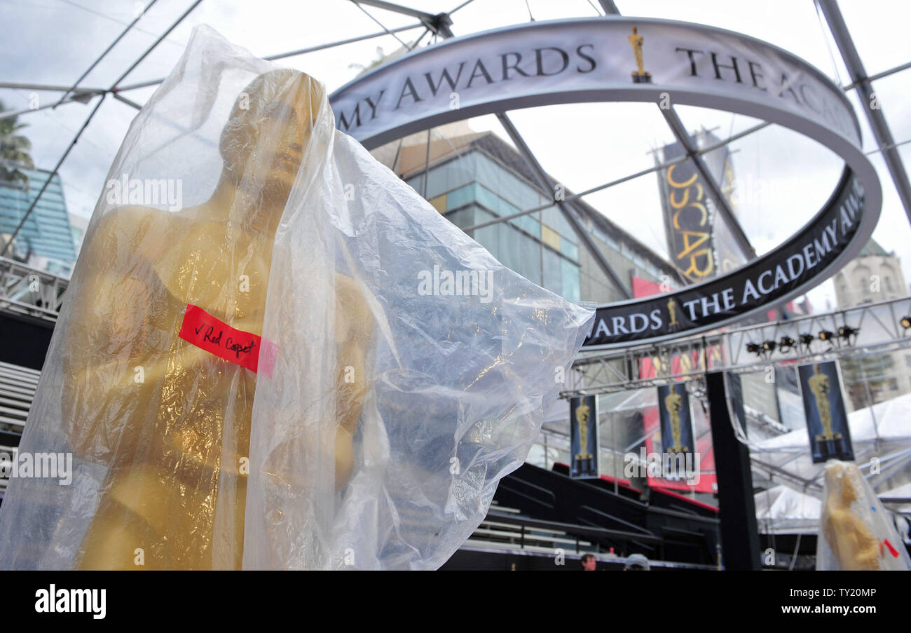 Academy awards red carpet statue hi-res stock photography and images ...