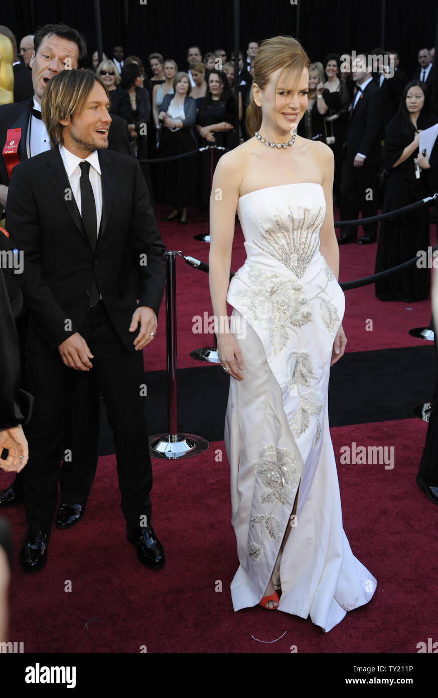 Nicole Kidman and Keith Urban (L) arrive on the red carpet for the 83rd ...
