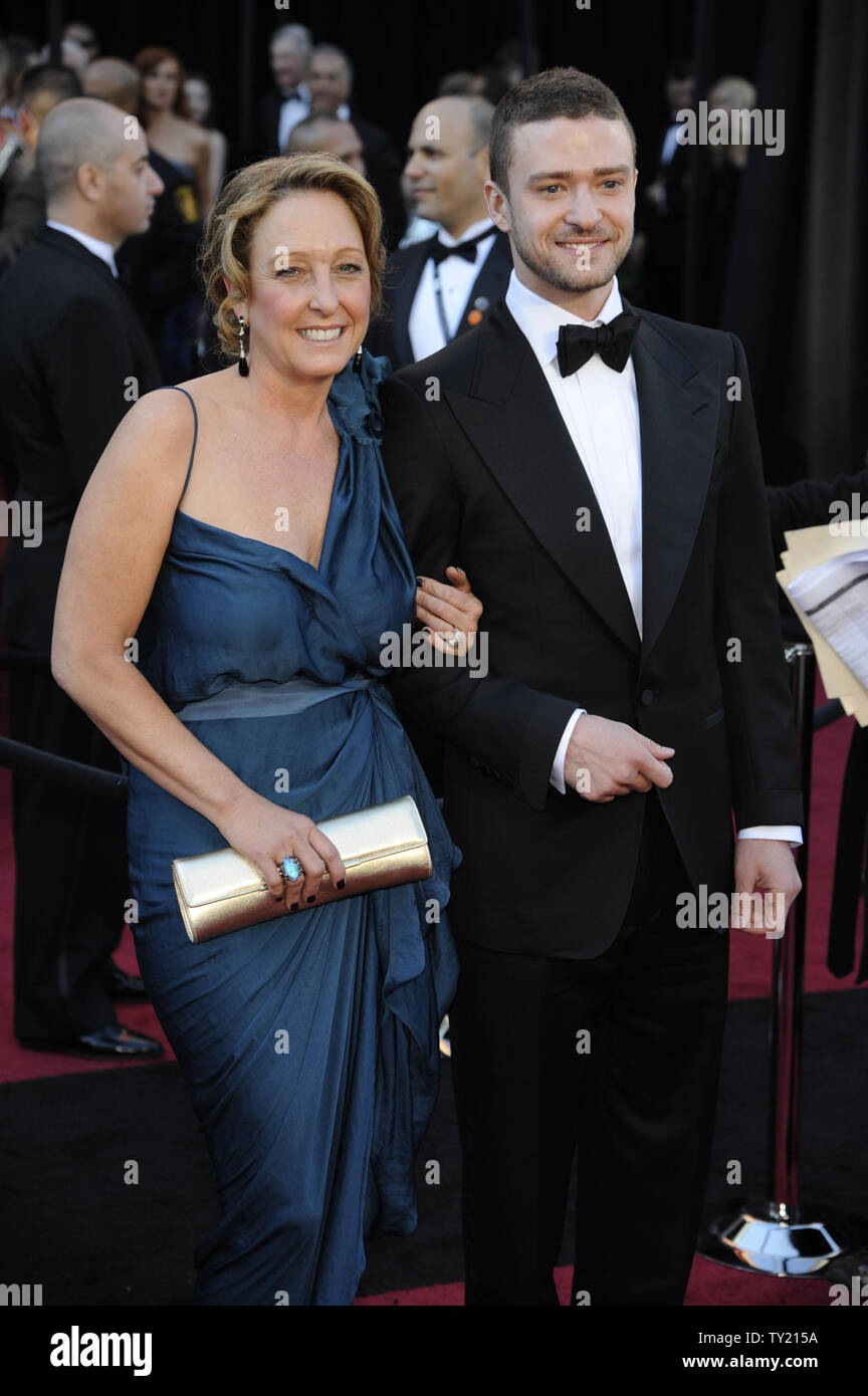 Justin Timberlake and his mother Lynn Harless arrive on the red carpet ...