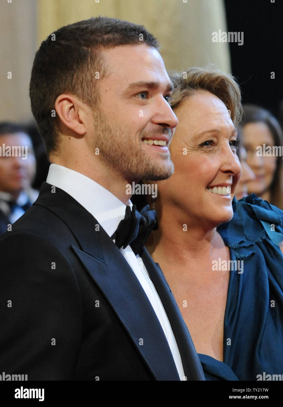 Justin Timberlake and his mother Lynn Harless arrive on the red carpet ...