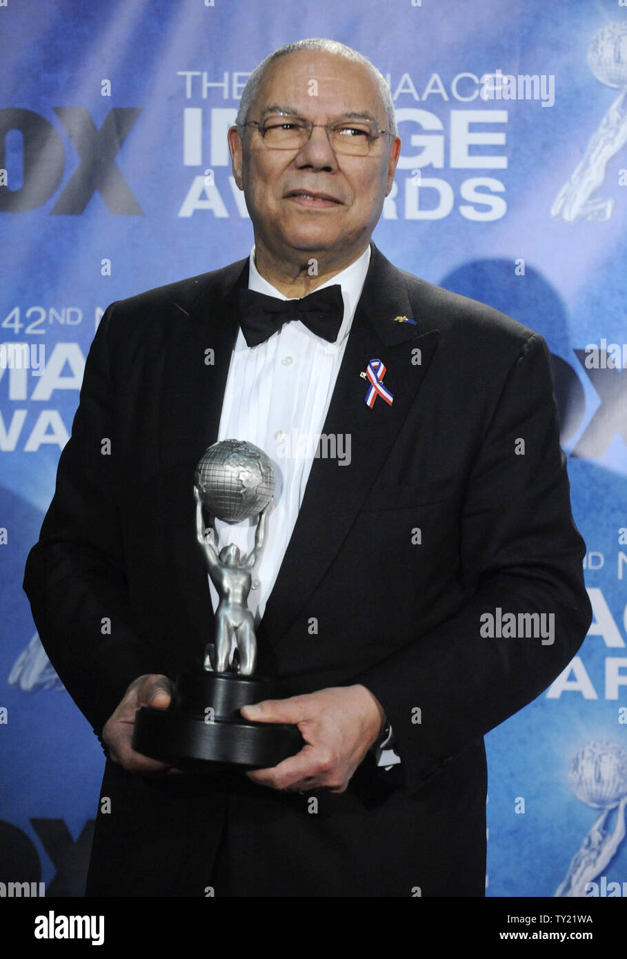 Colin Powell poses backstage with his award at the 42nd NAACP Image ...