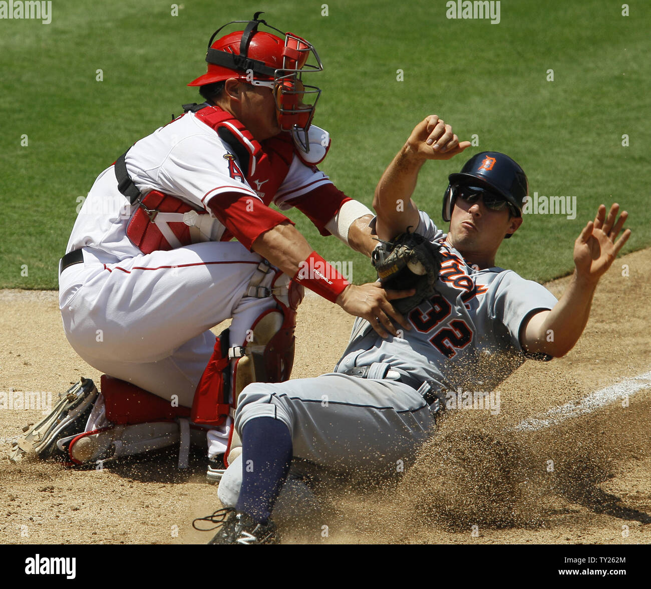 Detroit Tigers' Don Kelly (32) is out at home plate as Los Angeles ...