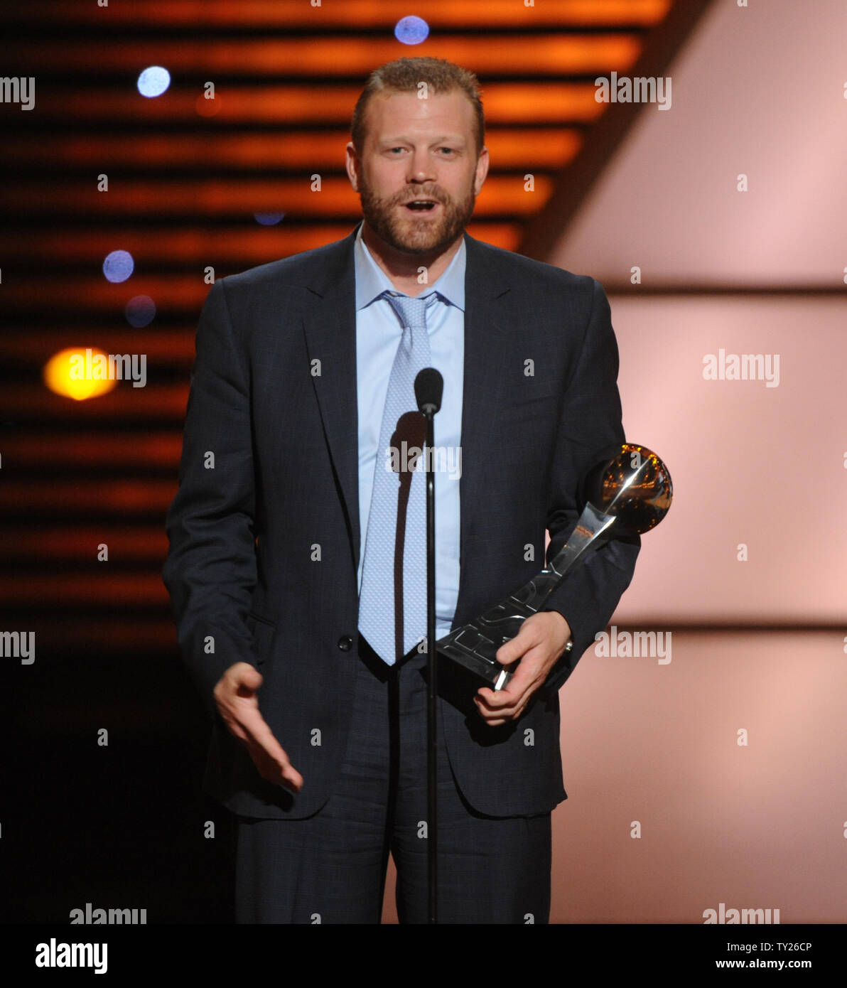 Boston Bruins goaltender Tim Thomas accepts the award for Best ...
