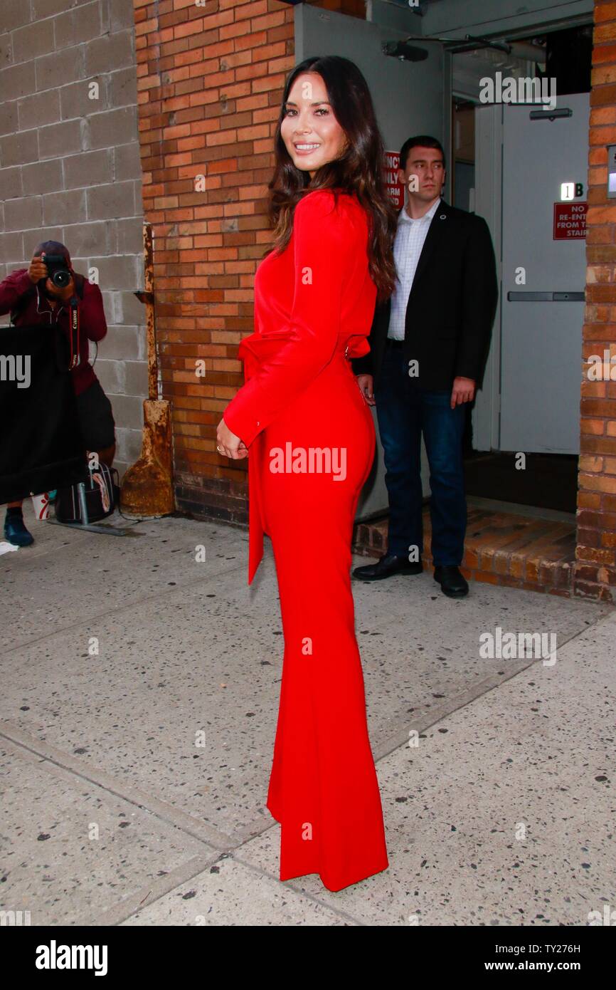 Trevor noah and olivia munn hi-res stock photography and images - Alamy